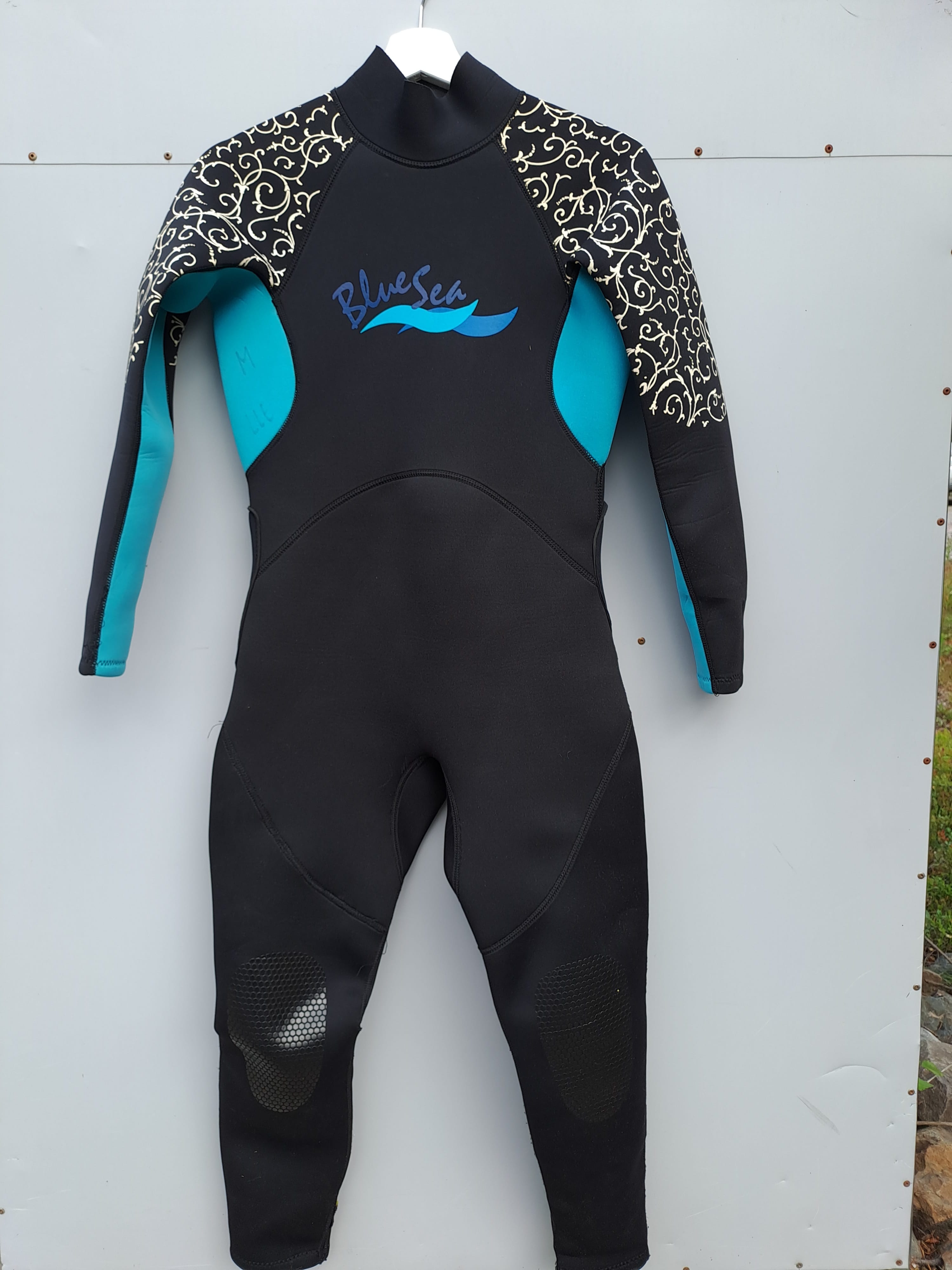 Wetsuit rental — Polar Star Travel