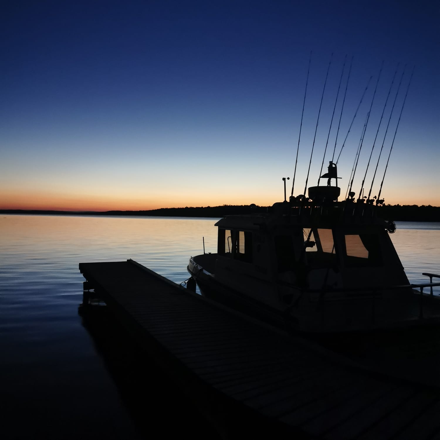 Northern lights tour to Lake Inari by boat, including lappish BBQ in ...