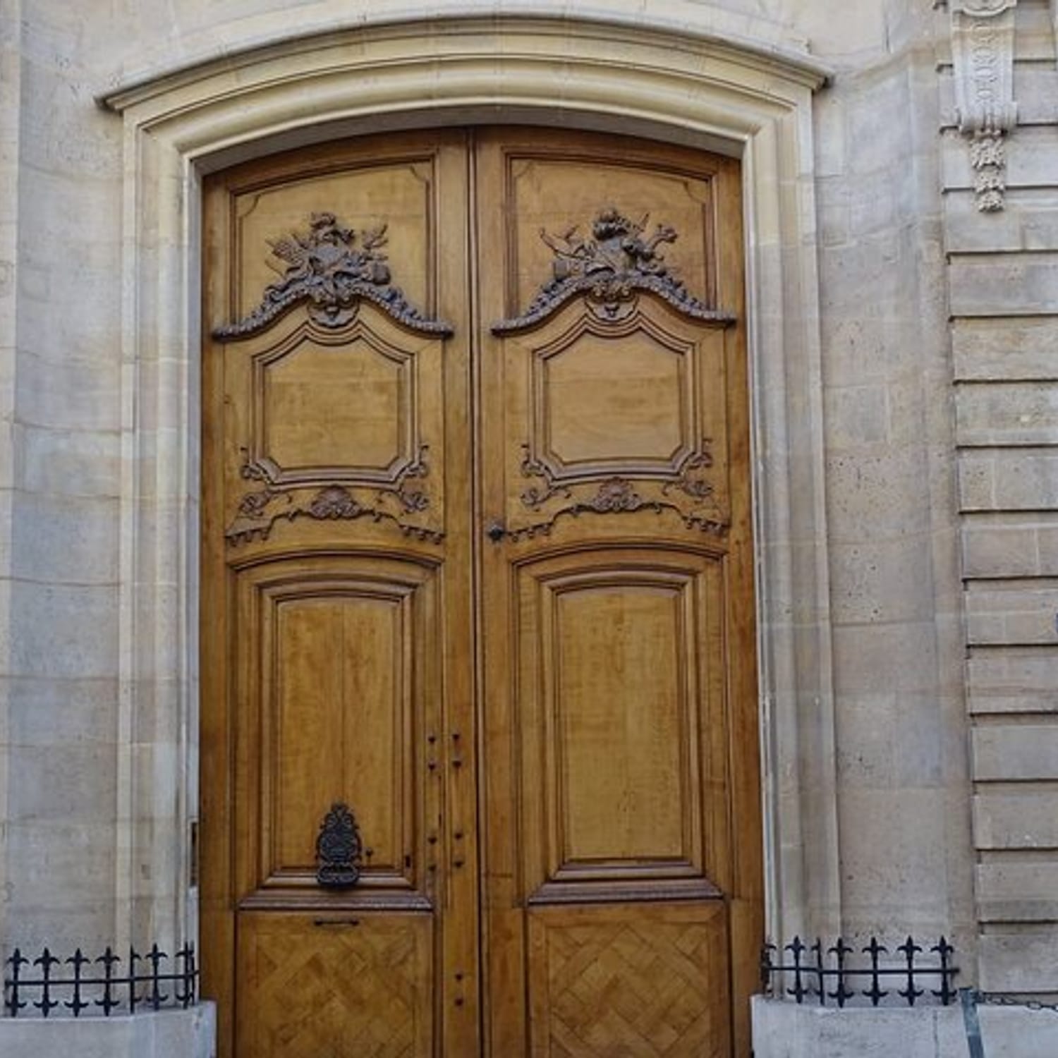 Intouchables Movie Locations Tour in Paris with Local Guide