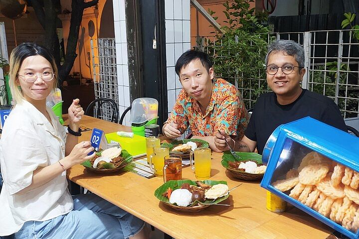 Night Walking Tour-Malioboro street food with guide at Yogyakarta Night Walking Tour-Malioboro street food with guide at Yogyakarta