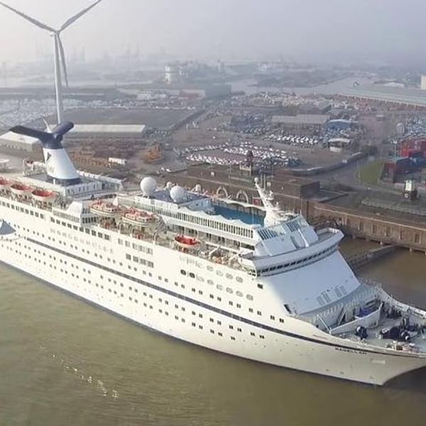 Tilbury Cruise Terminal to Gatwick Airport Private Arrival Transfer