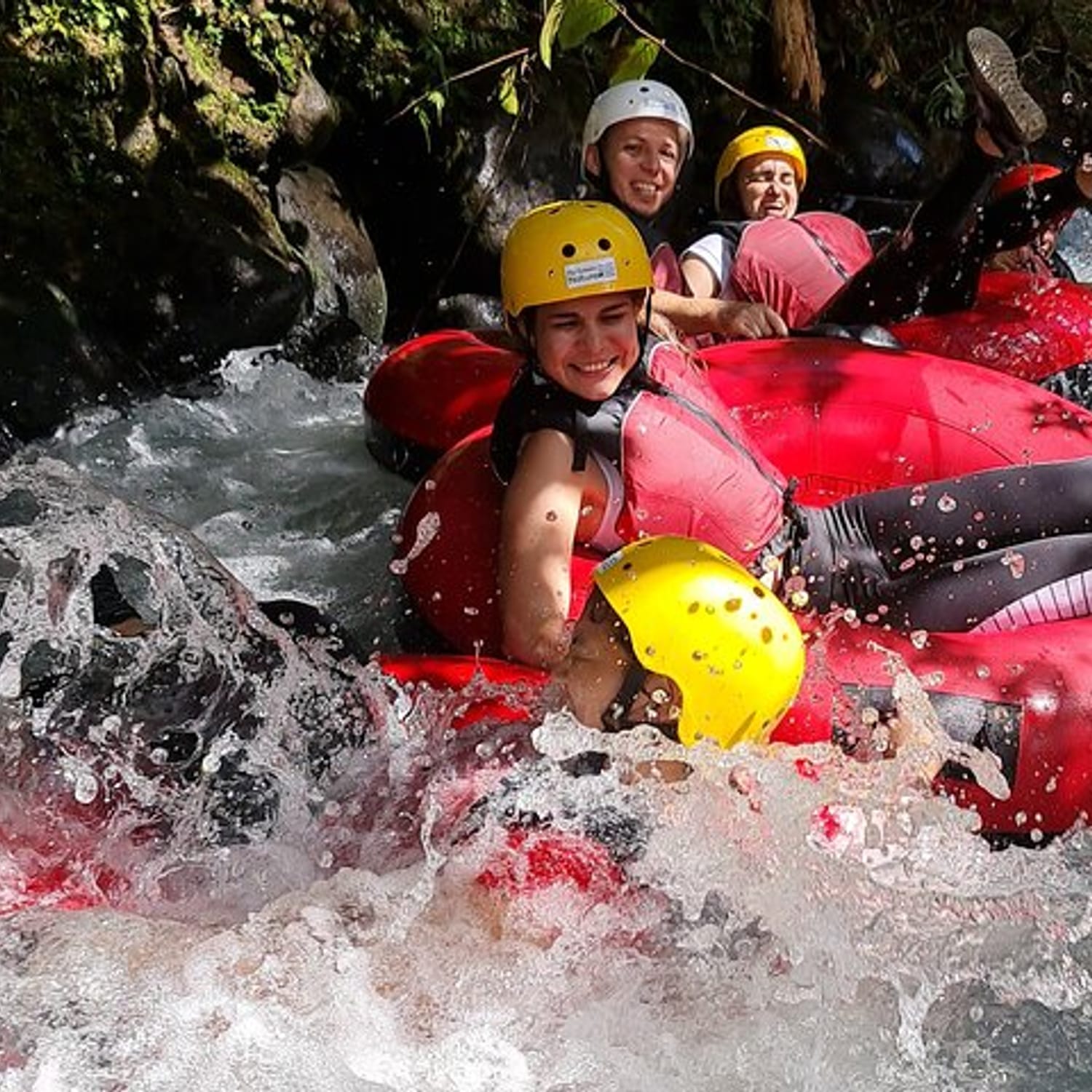 Tubing en Río Celeste, naturaleza y aventura