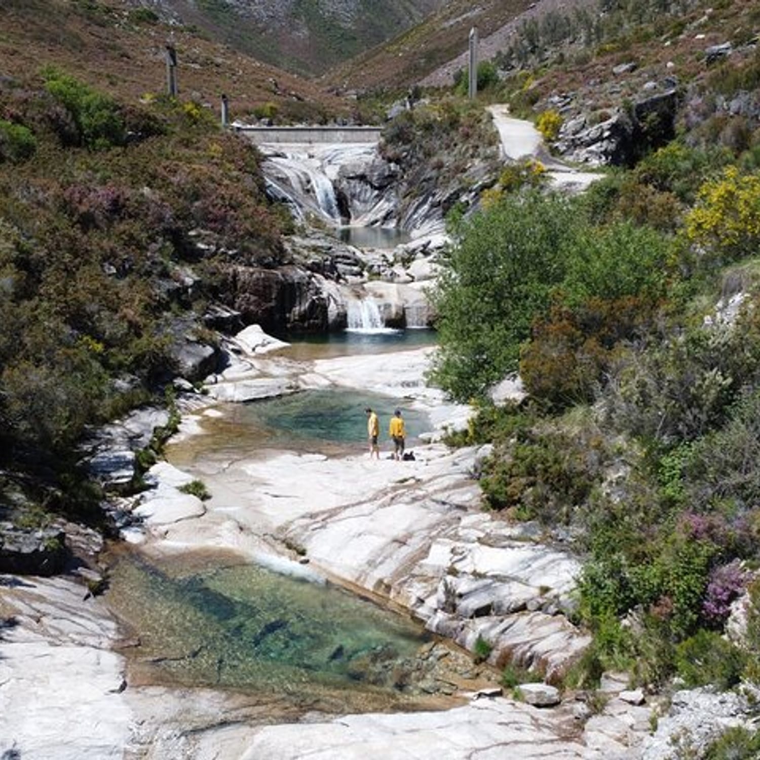 Walk in the 7 lagoons of the Geres National Park with baths