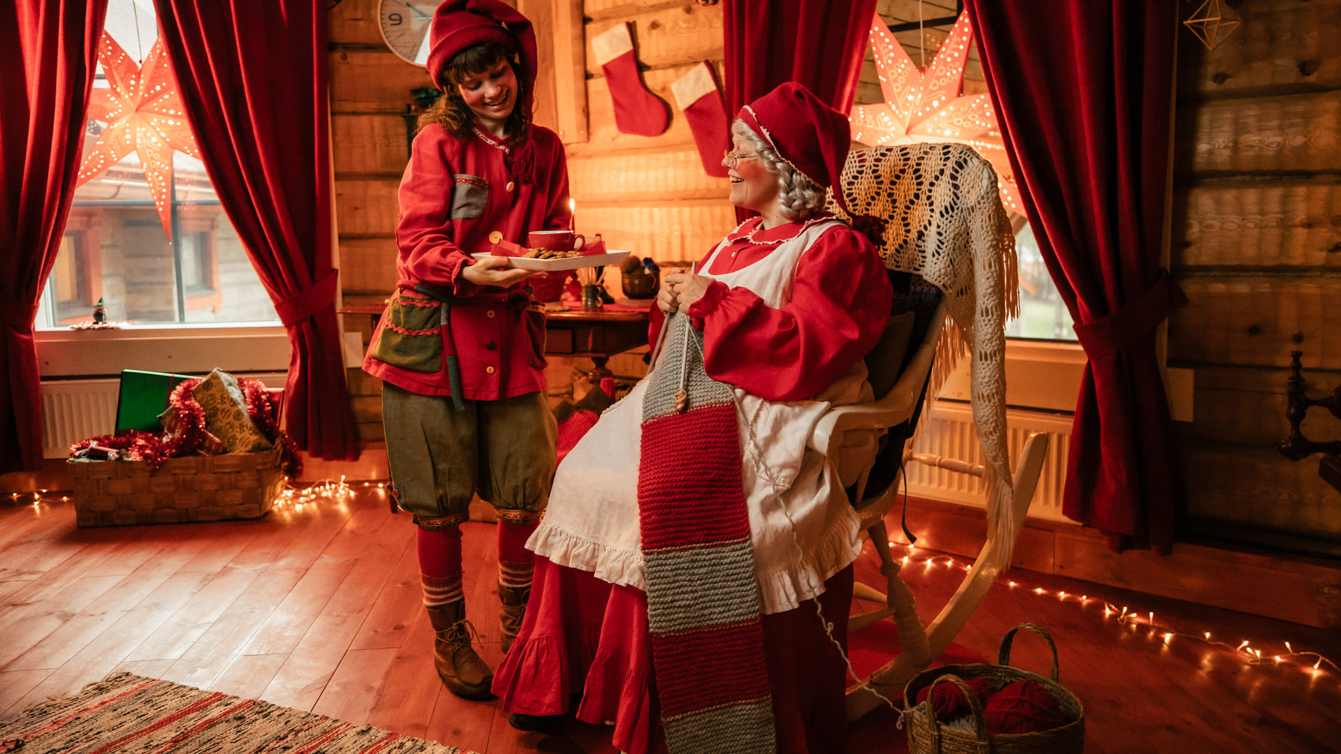 Conoce a la Sra. Claus en su Cabaña Navideña en Santa Claus Village ...