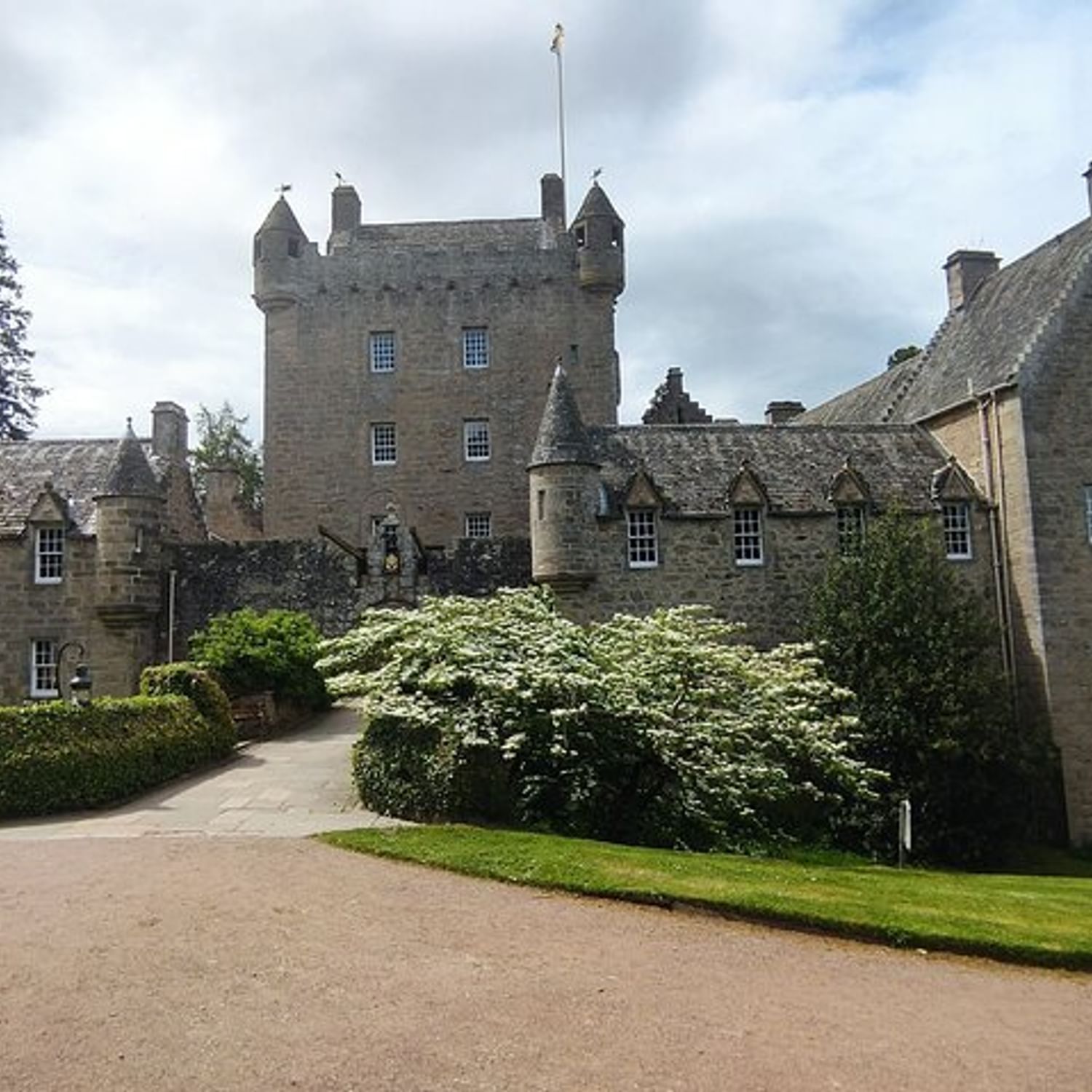 Invergordon Shore Excursion Cawdor Castle & Clava Cairns & Culloden ...