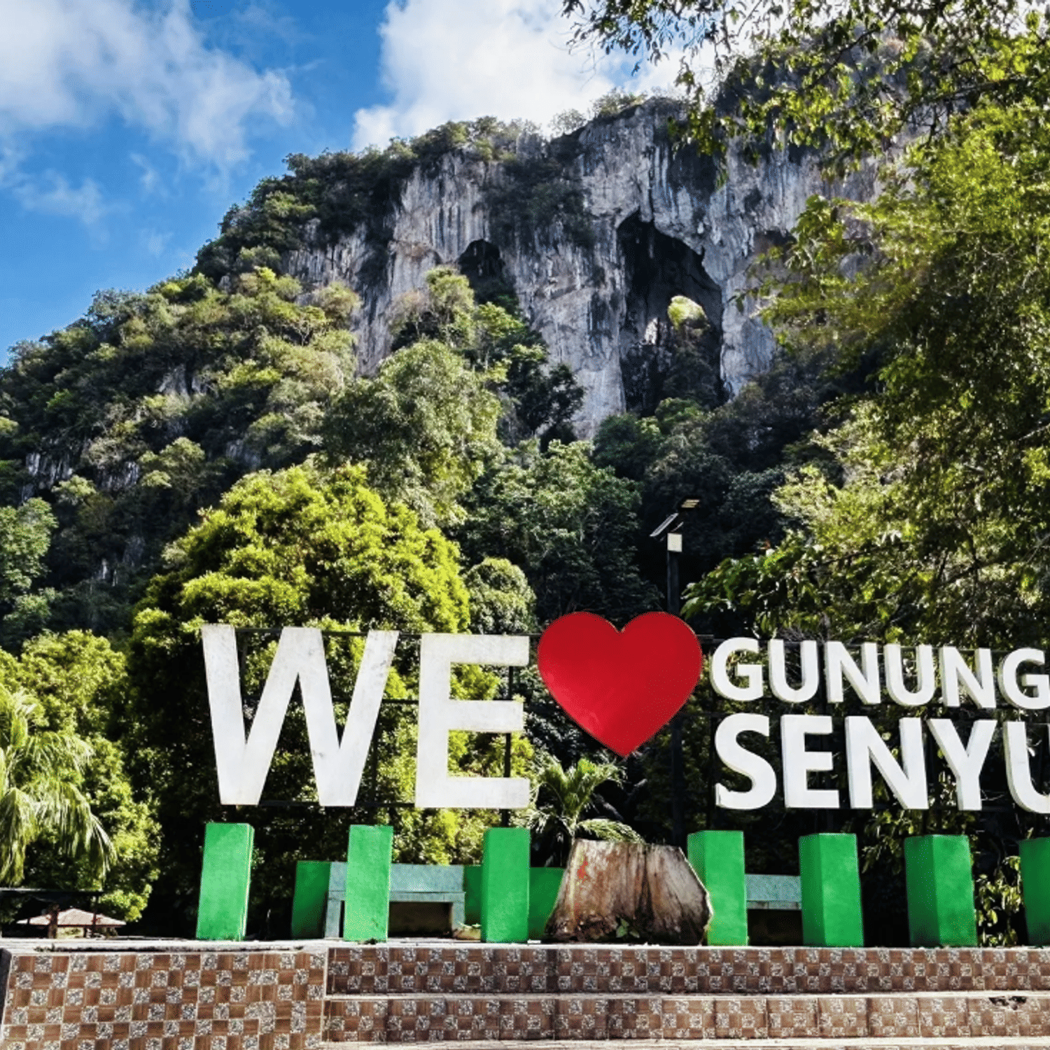 Gunung Senyum
